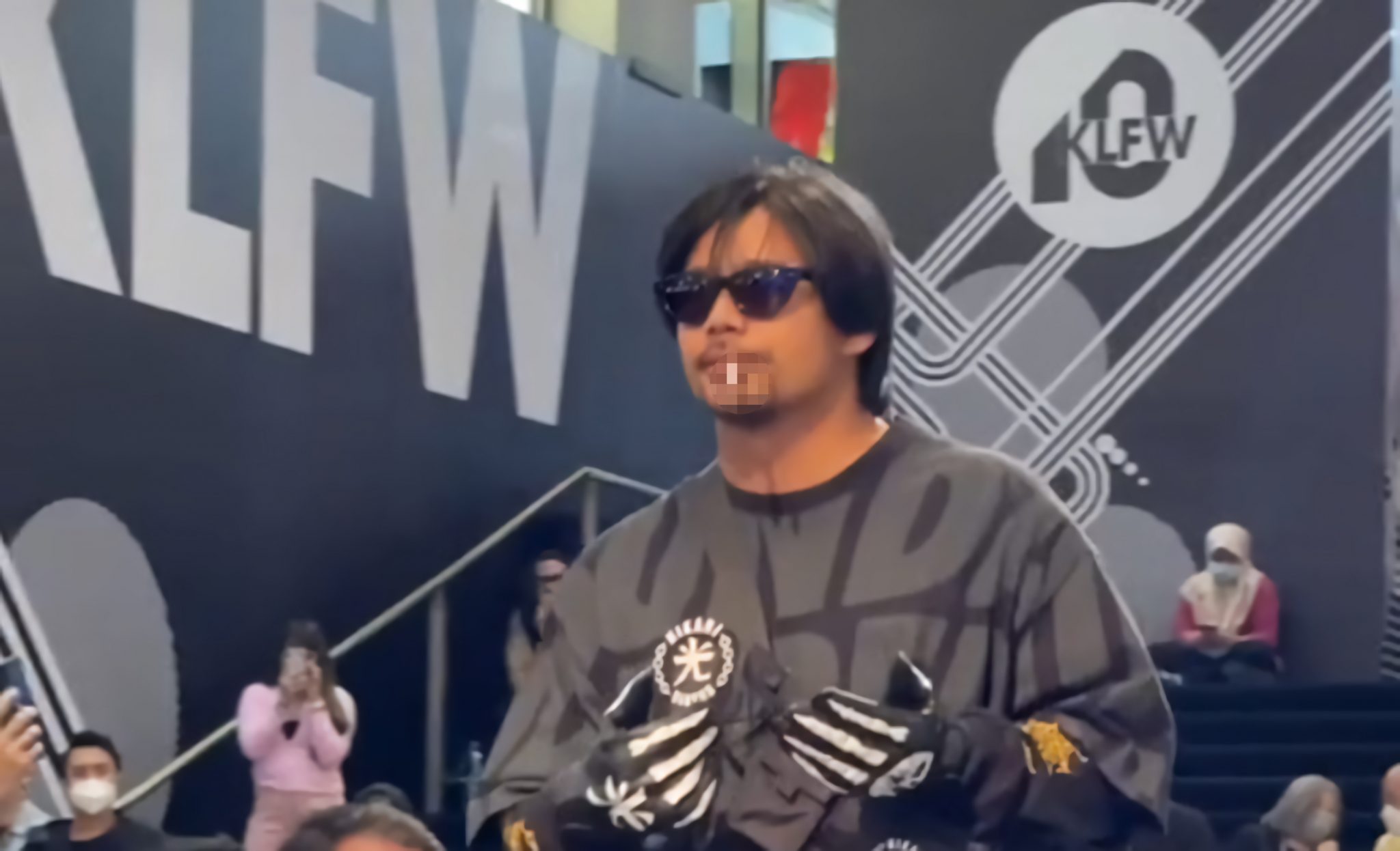 Noh Salleh criticised for walking with an unlit cigarette in KLFW ...
