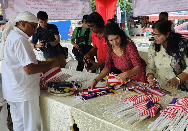 Penang Shirdi Sai Baba centre distribute flags and free food - Citizens ...