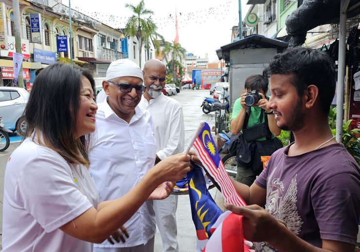 Penang Shirdi Sai Baba centre distribute flags and free food - Citizens ...