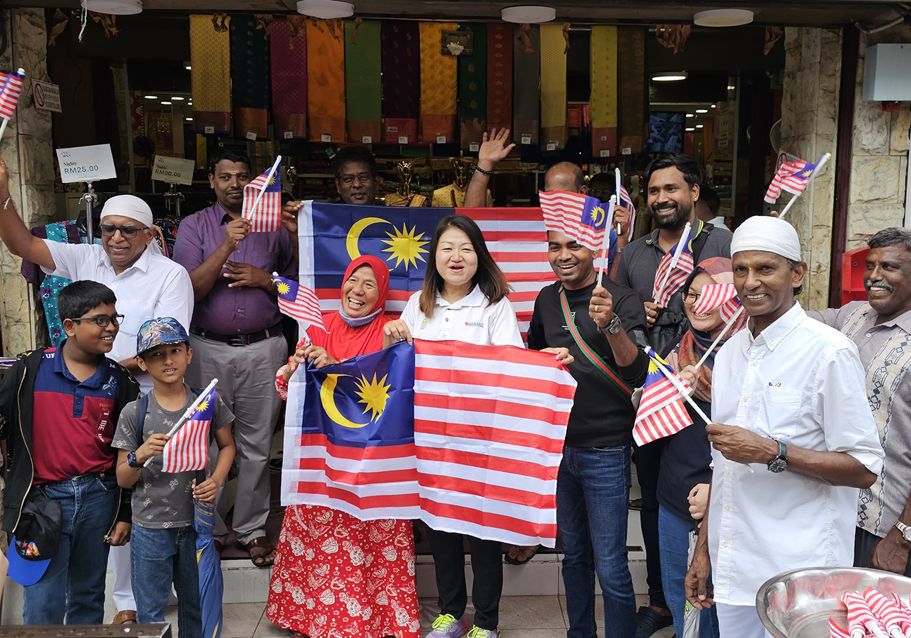 Penang Shirdi Sai Baba centre distribute flags and free food - Citizens ...