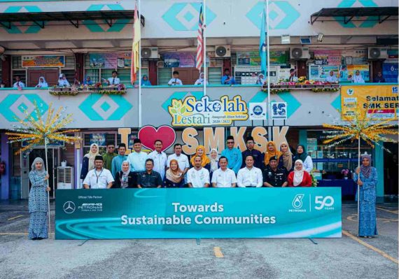 Lewis Hamilton visits SMK Seri Keramat and champions STEM - Citizens ...